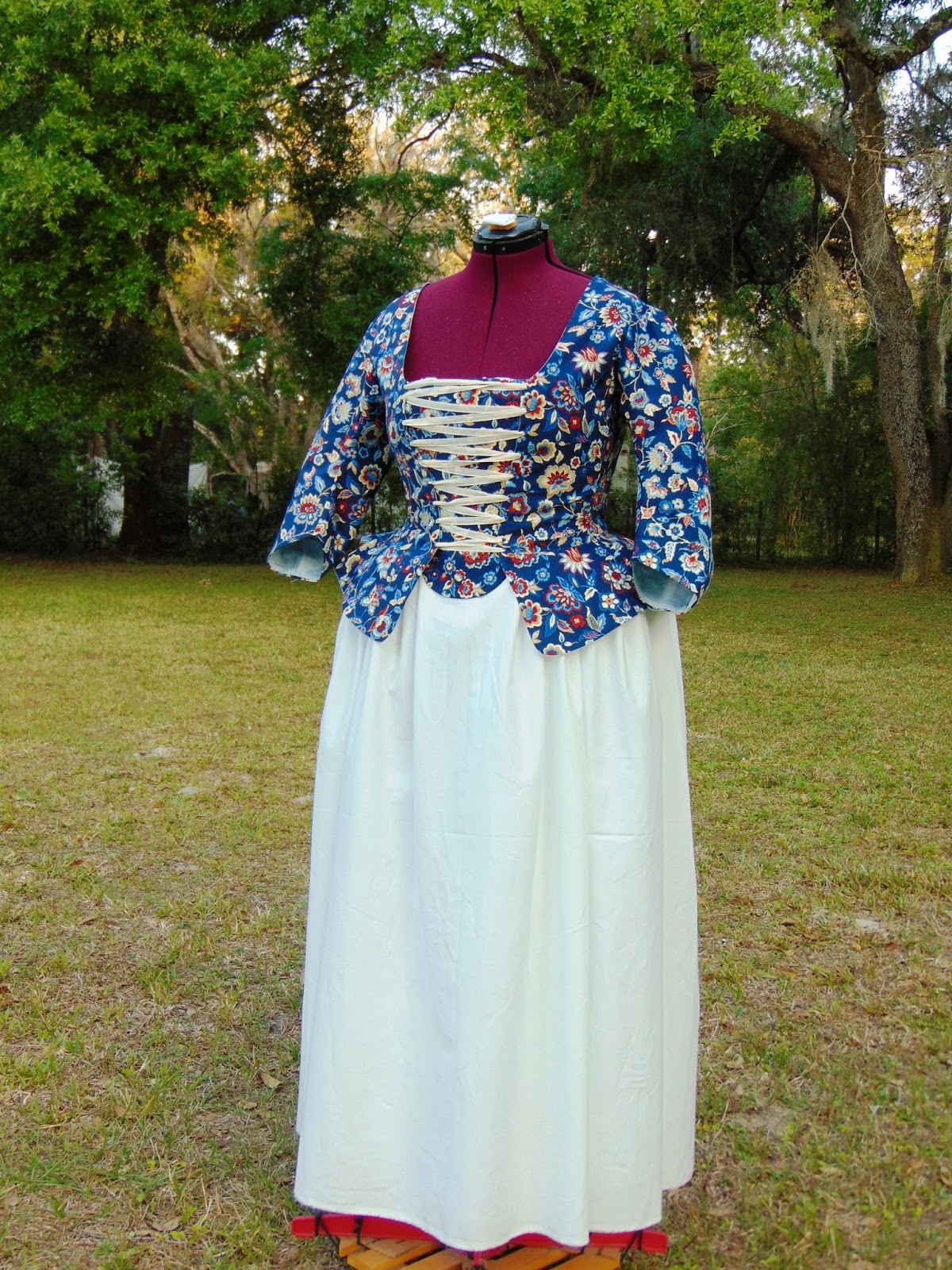 The Antique Sewist: 1780s "Gabriella" Caraco Jacket - Blue Chintz