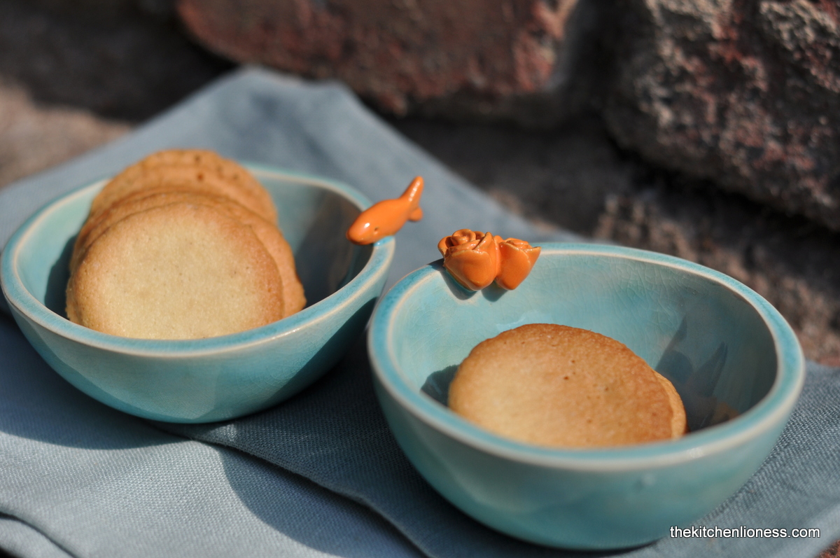 The Kitchen Lioness: Delicate Delights - Lemon Thins