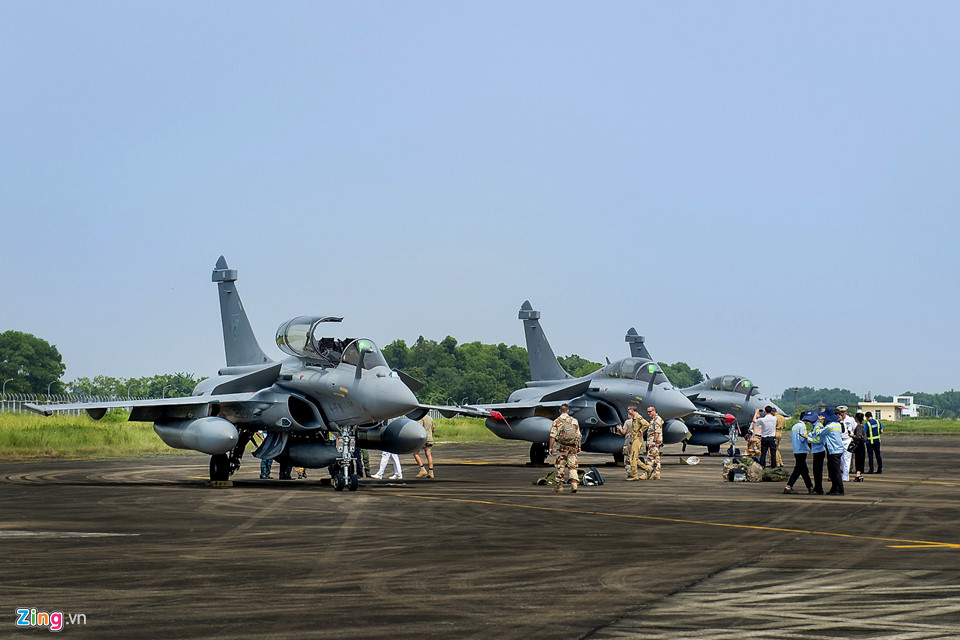 DEFENSE STUDIES: French Rafale Landing in Vietnam