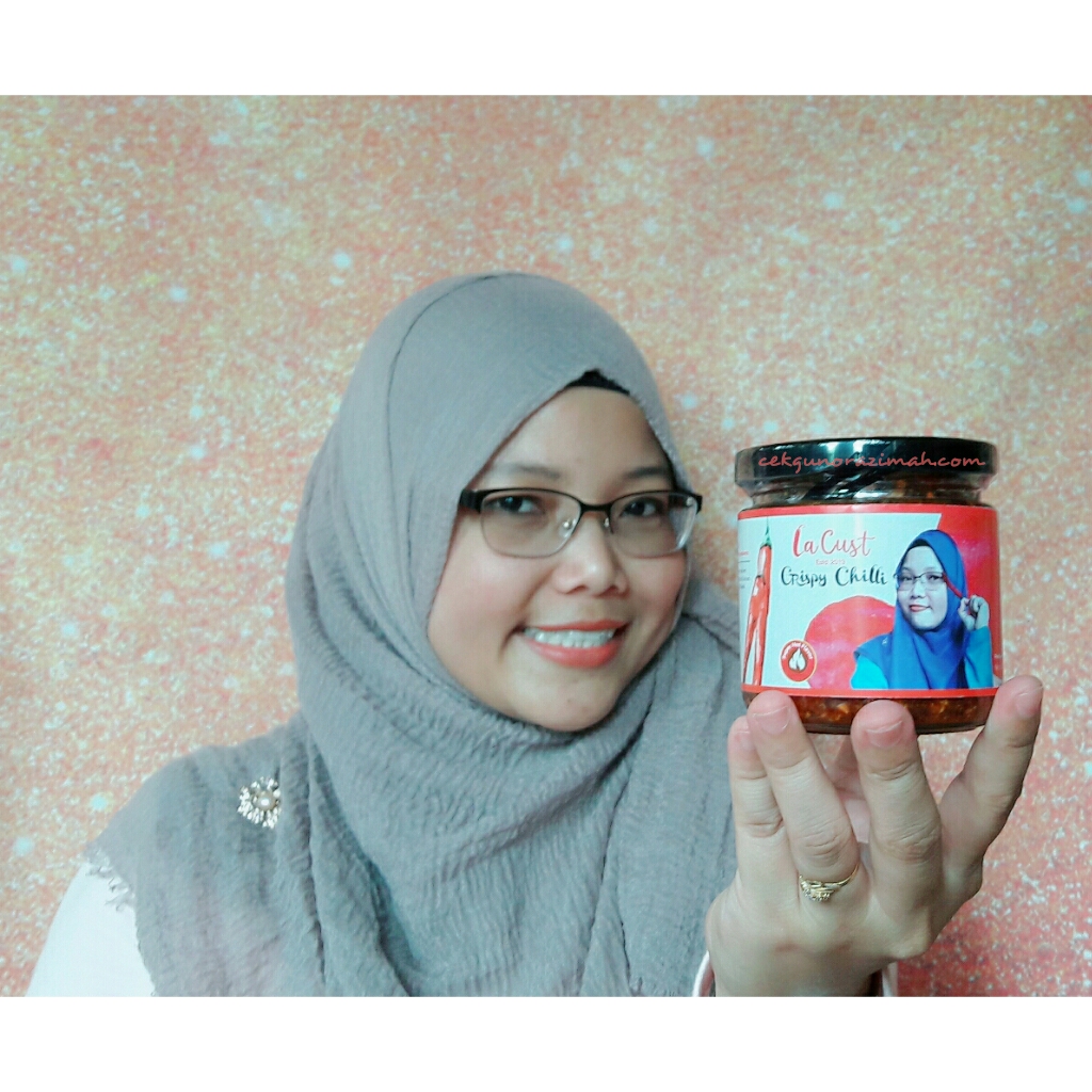 Gambar muka sendiri pada label botol La Cust Crispy Chili ~ Cikgu Norazimah