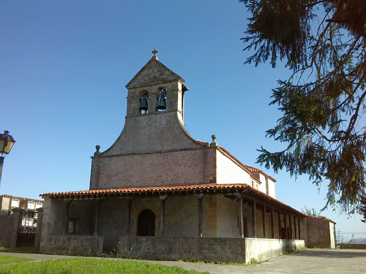 Pre-Románico: cántabro-astur: IGLESIA DE SANTIAGO DE GOBIENDES