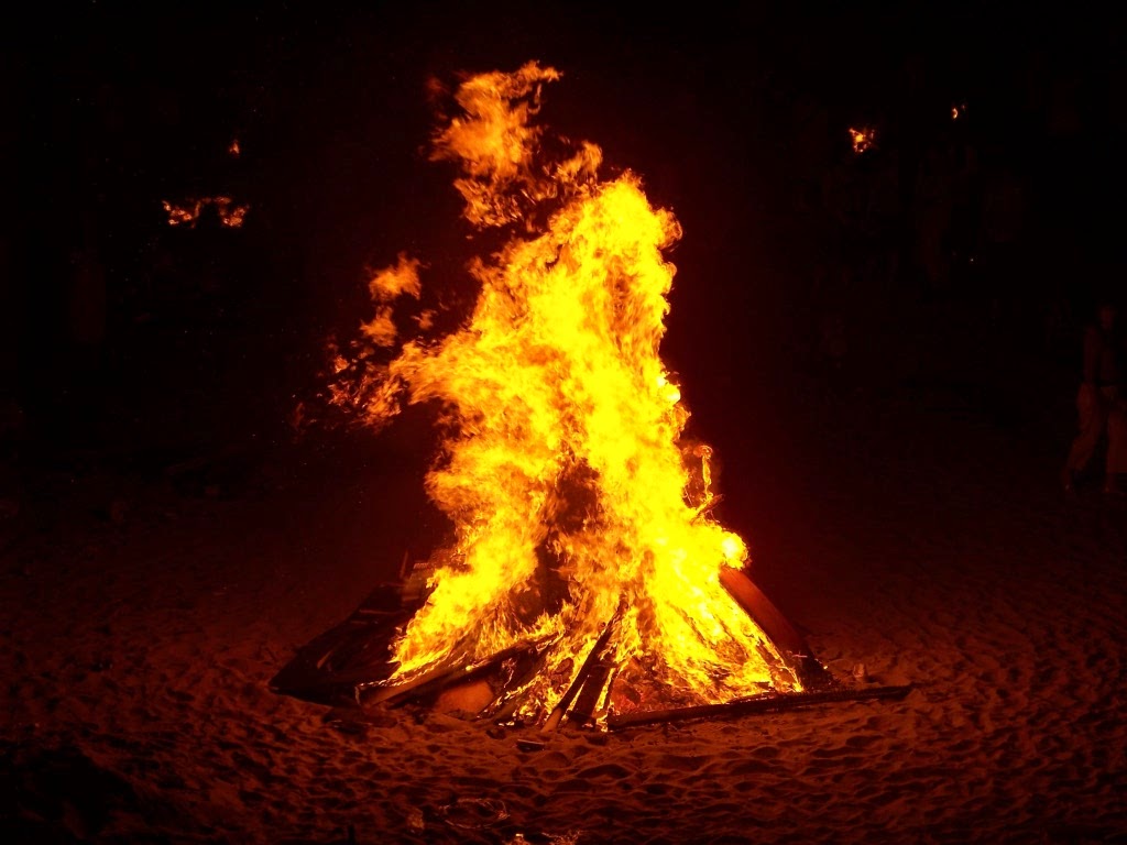 ¿Por qué crepita una hoguera?