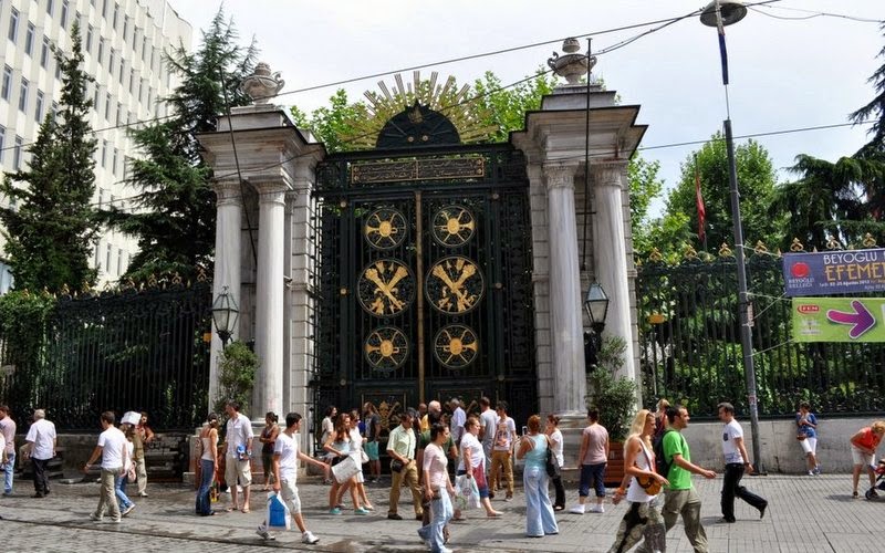 ΚΩΝΣΤΑΝΤΙΝΟΥΠΟΛΗ: ΜΙΑ ΒΟΛΤΑ ΣΤΗΝ ΠΛΑΤΕΙΑ ΤΑΞΙΜ, ΣΤΗΝ ISTIKLAL ΚΑΙ ΣΤΟ ...