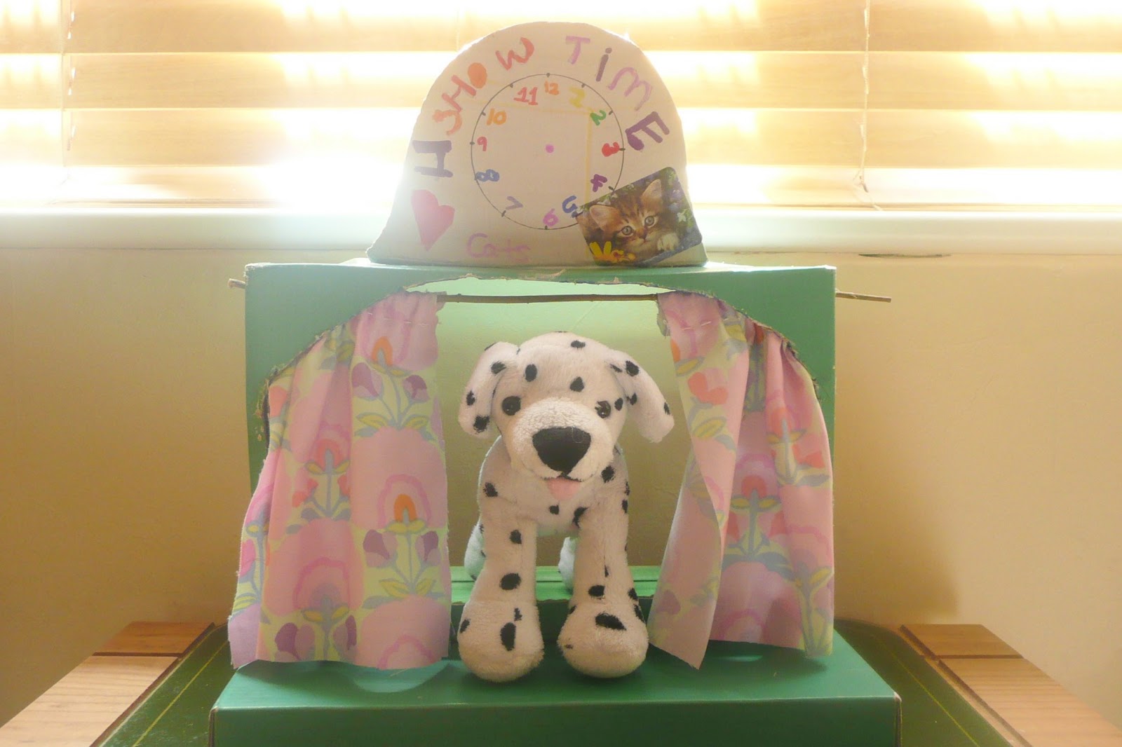 Ceradka Crafts: Tutorial - How to make a Puppet Theatre from a Shoe Box