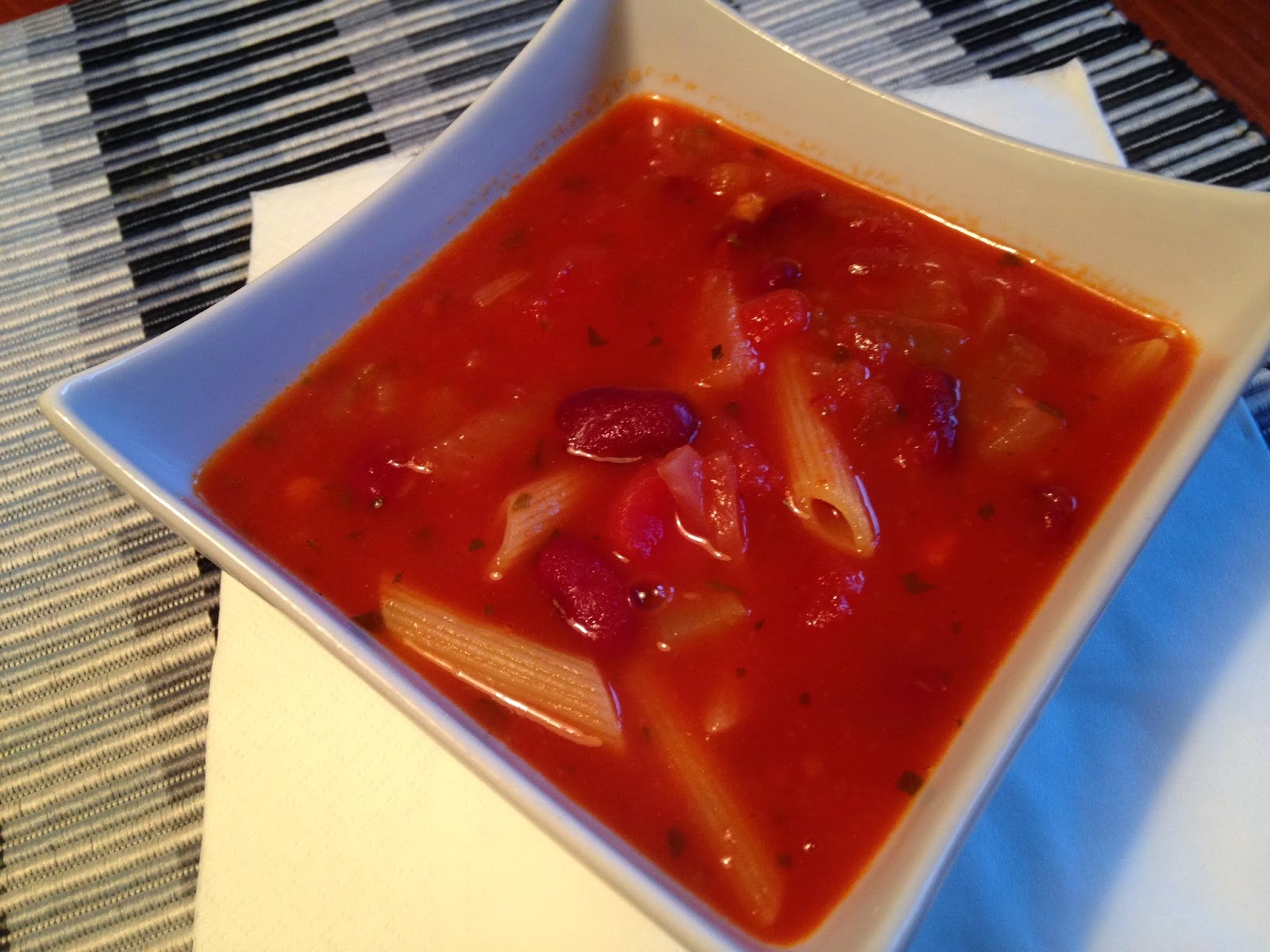 À porc égal: Soupe aux tomates et basilic, penne et haricots rouges