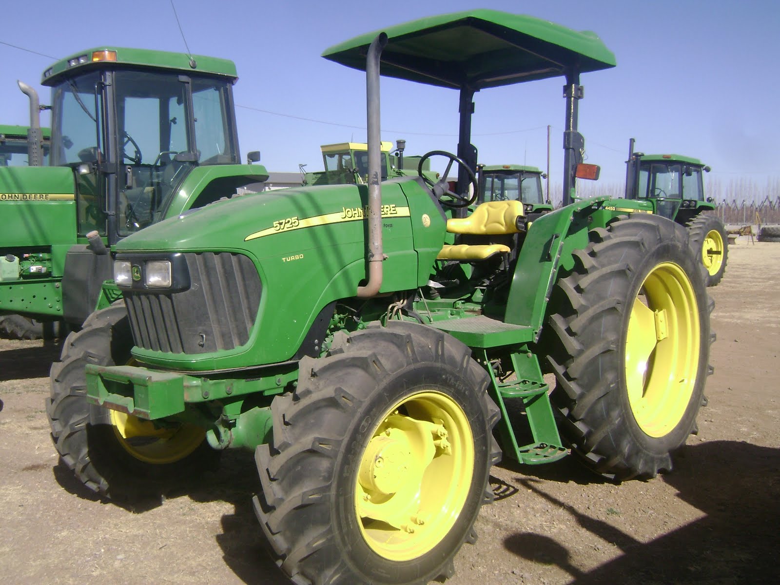 MAQUINARIA AGRICOLA INDUSTRIAL: Tractor John Deere 5725 4x4 $24,300 Dlls.