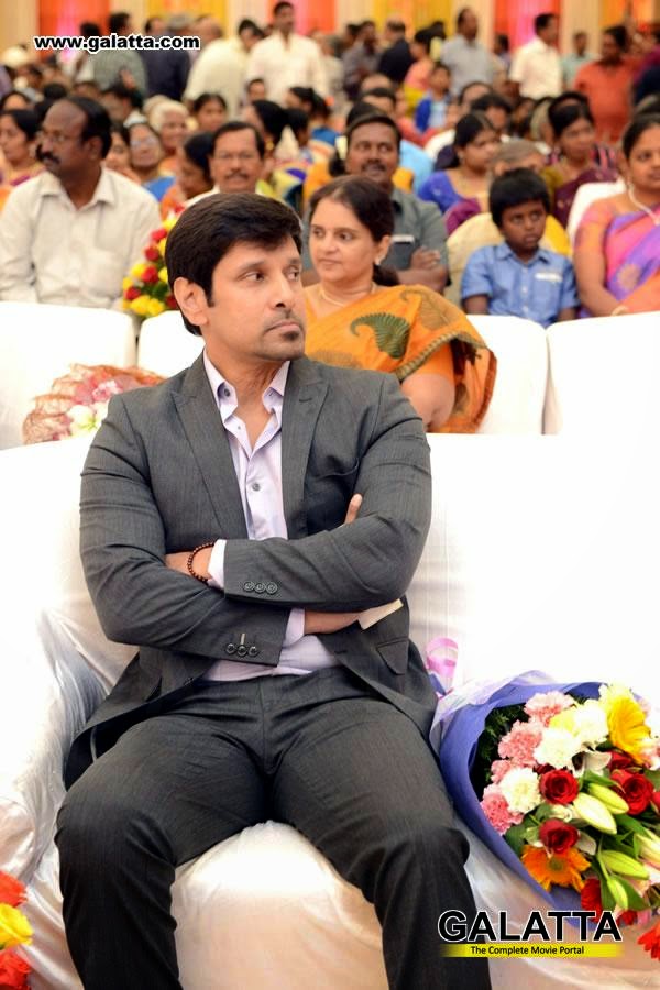 'Chiyaan' Vikram at Kanikha & Vishagan Wedding Reception Stills ...