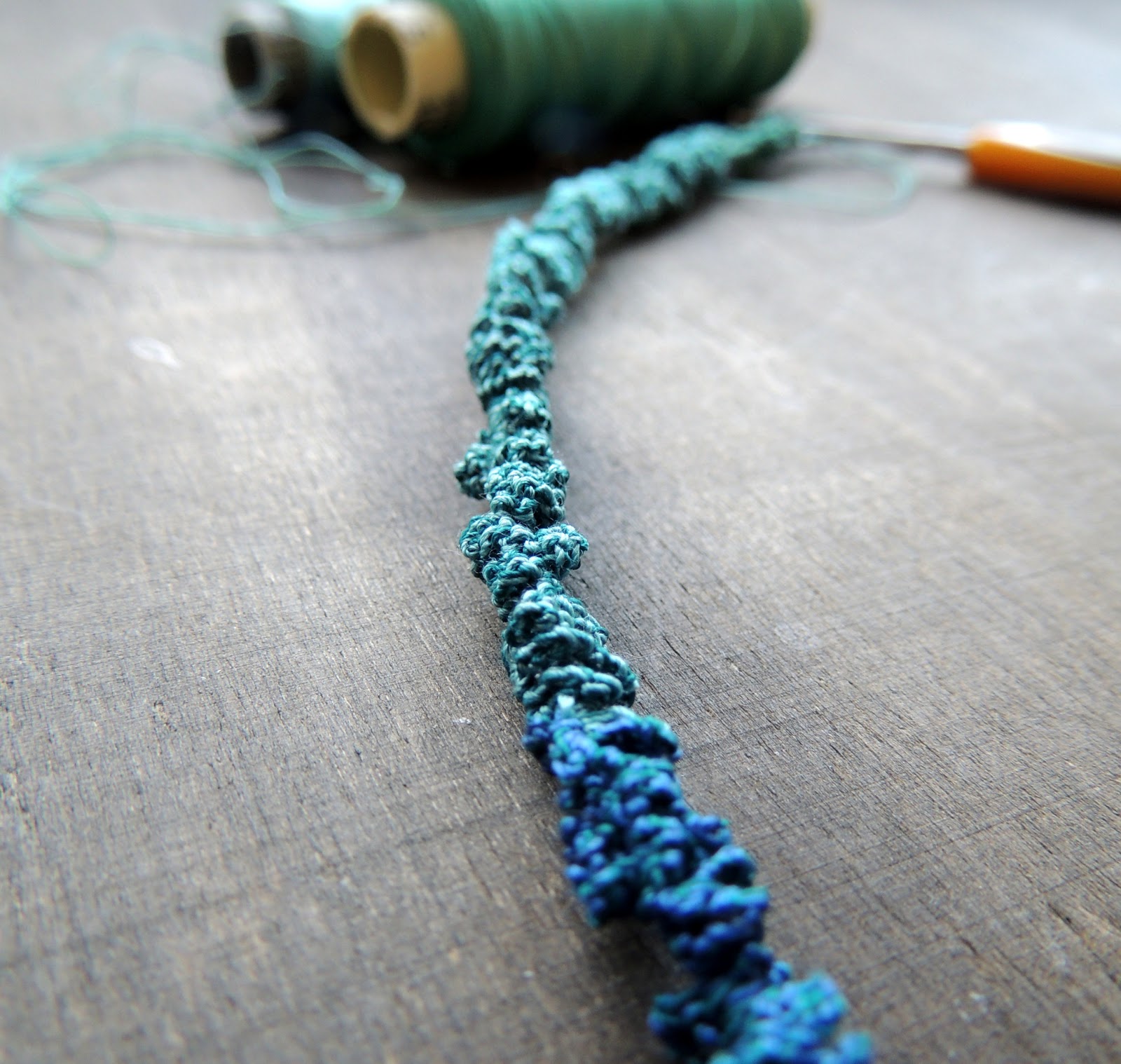 zsazsazsu: Sewing thread loops necklace