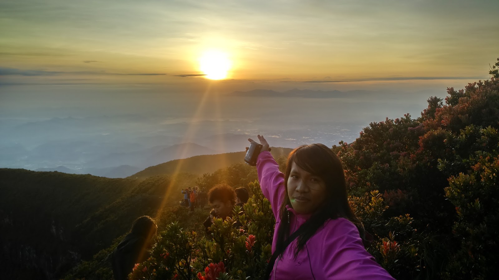 Pemandangan yang WOW KEREN dari Gunung Gede