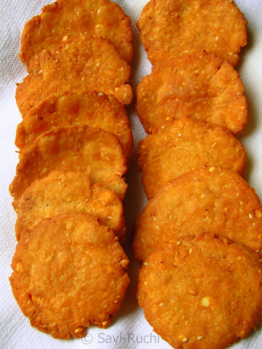 Savi-Ruchi: Nippattu | Thattai : South Indian Crispy Snack Recipe