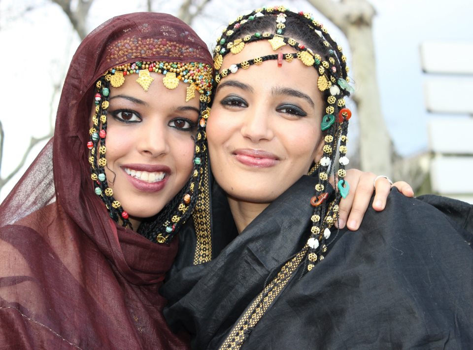 MUJERES SAHARAUIS: L@S SAHARAUIS MUESTRAN SUS VESTIMENTAS TRADICIONALES ...