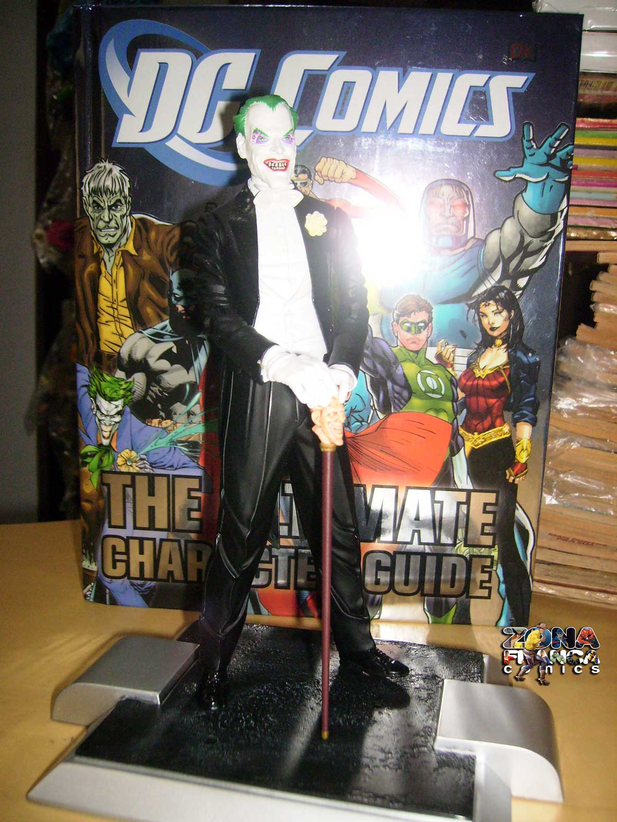 ZONA FRANCA COMICS: DC COMICS THE ULTIMATE CHARACTER GUIDE