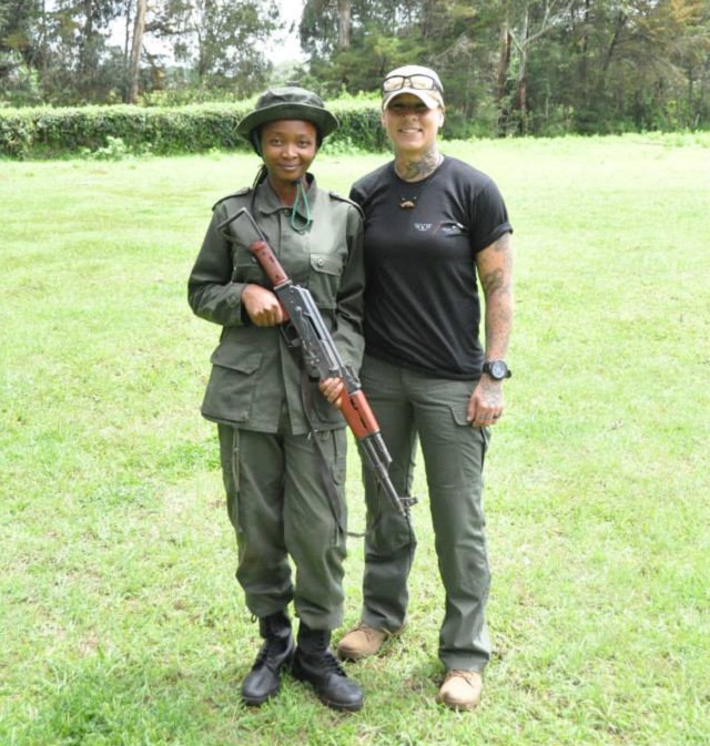 Conoce a la mujer "Rambo" que protege a los animales en África de los ...