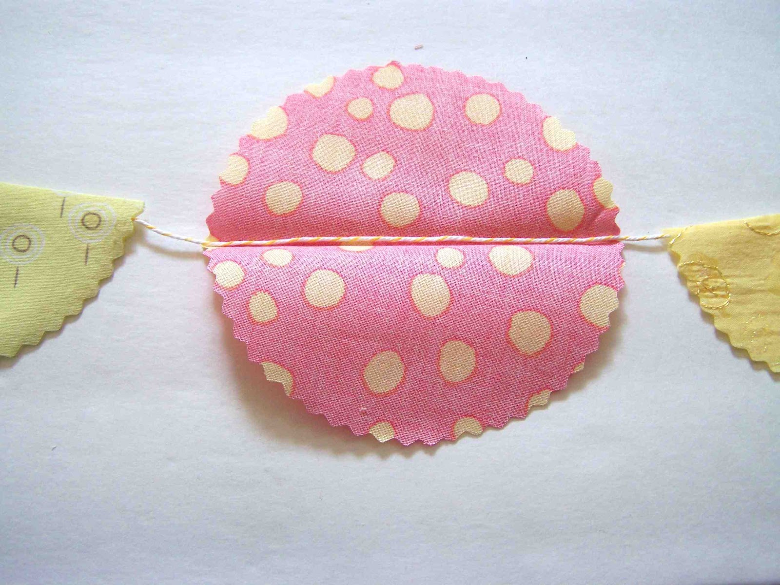 Made by Me. Shared with you.: Tutorial: Low and No Sew Scallop Garlands