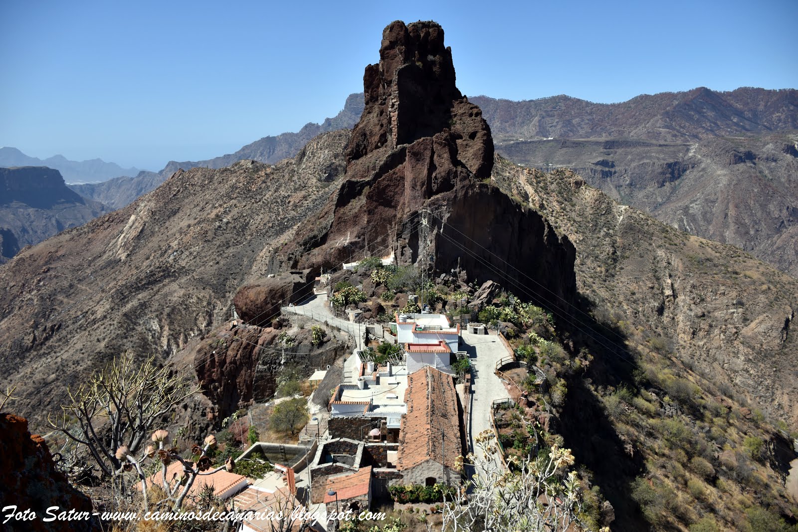 Subida al Roque Bentayga y Visita a la Cuevas del Rey (El Roque ...