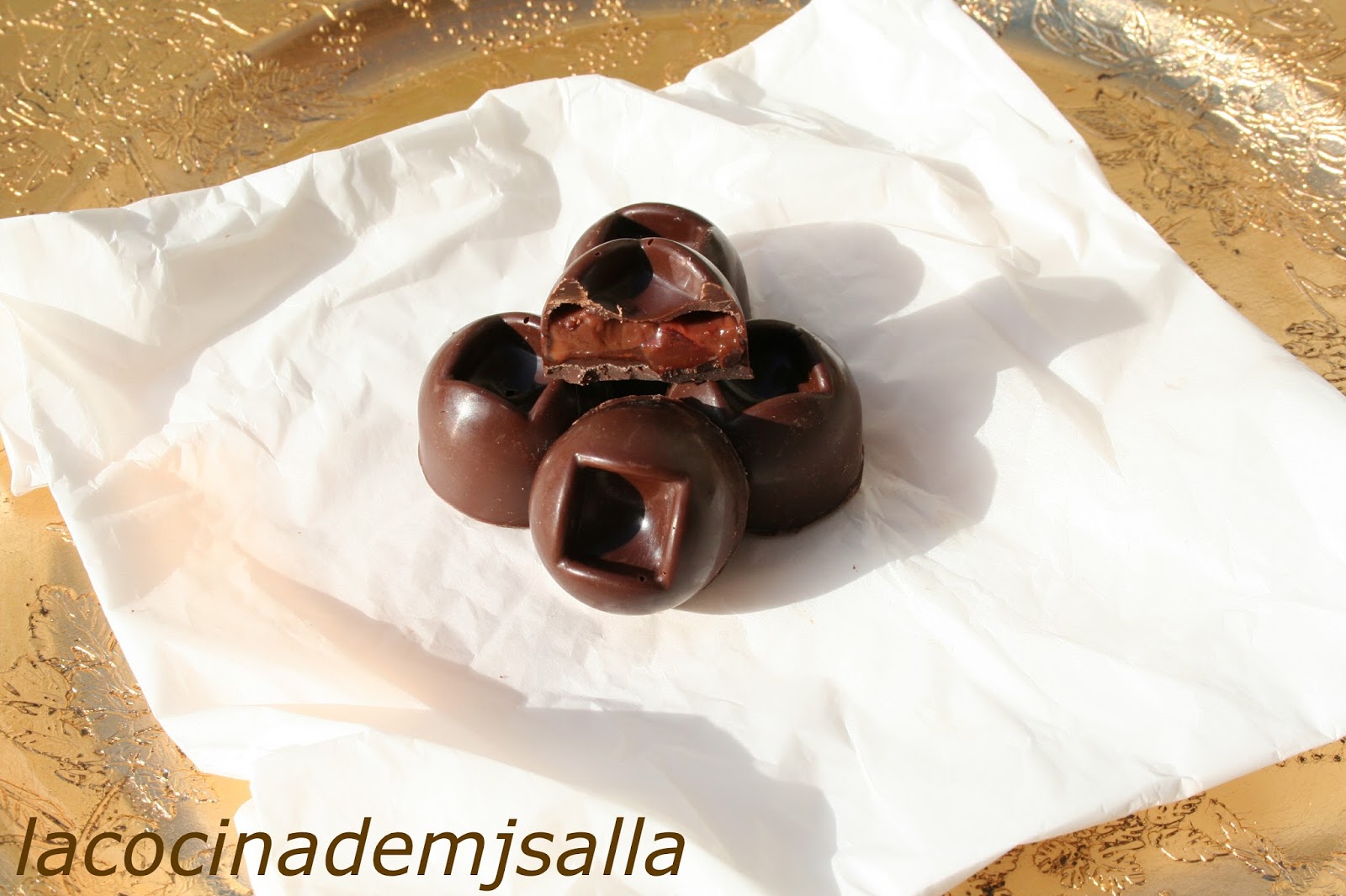 BOMBÓN RELLENO DE CEREZA.