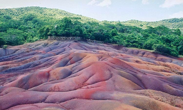Fenomena Unik Bukit Pasir Tujuh Warna ~ TITIAN ILMU