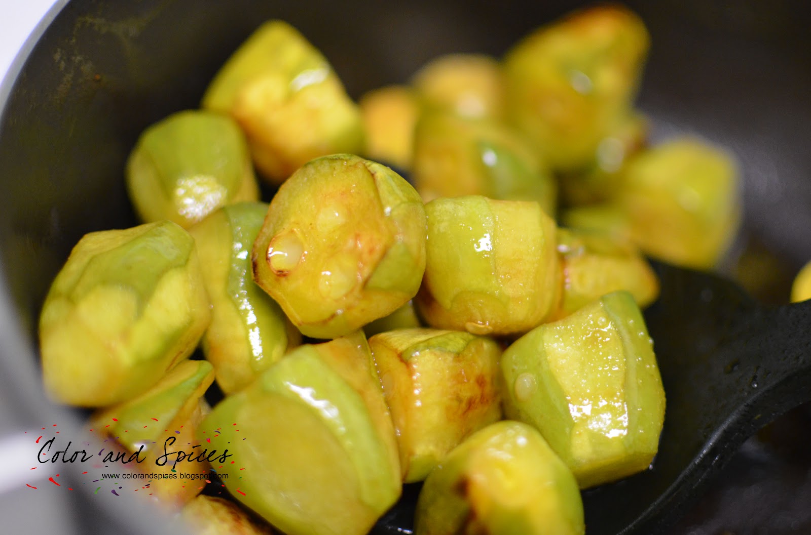 Color and Spices: Potol-chingri