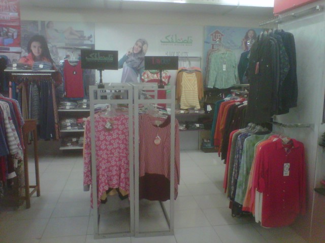 Contoh Gambar Display Toko Baju