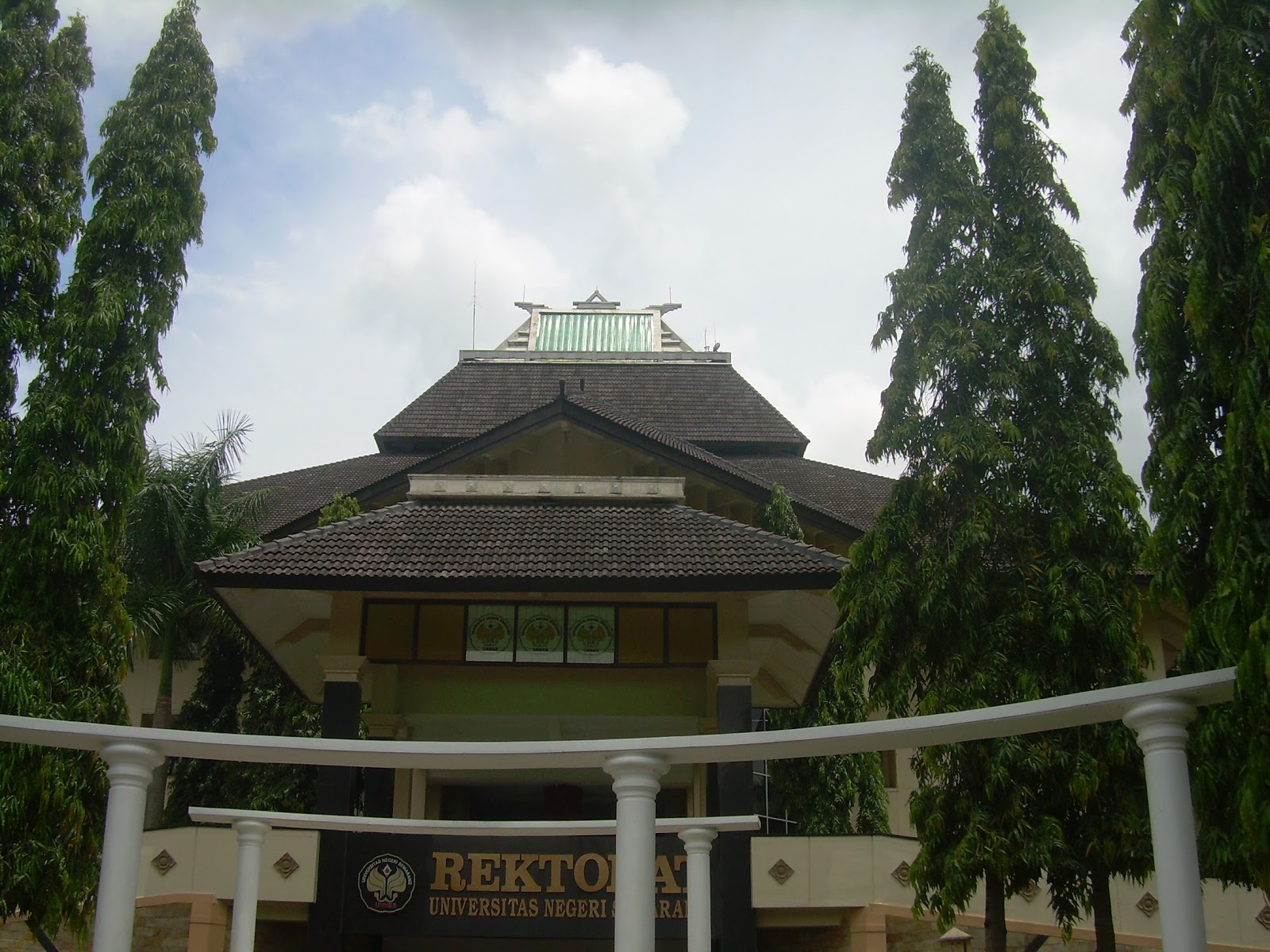 Reza Chandra: Gedung Rektorat Unnes 2010