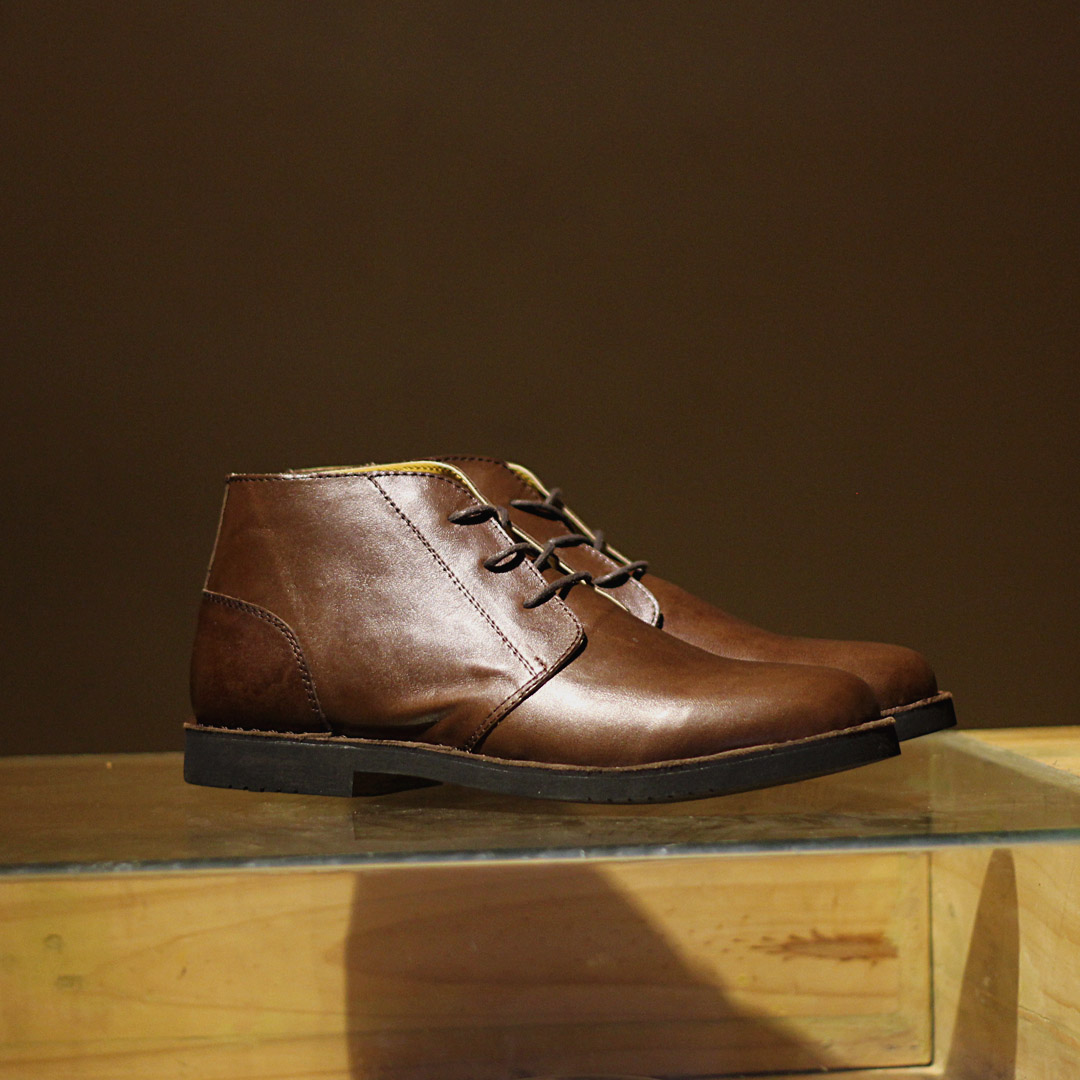 6. Simpan sepatu kulit di luar kotak. Beri waktu satu hari sebelum ...