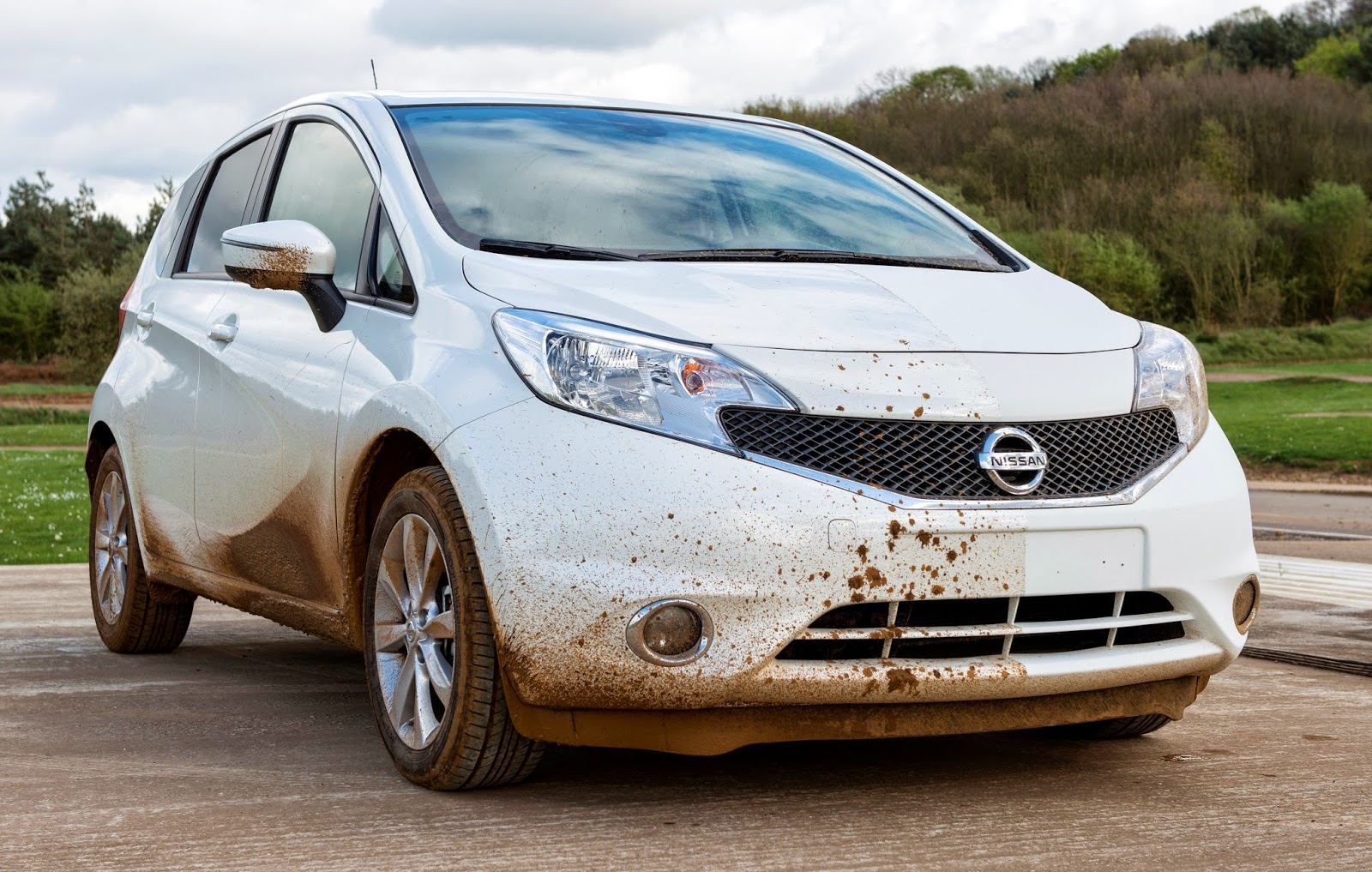 Nissan apresenta Note com pintura auto-limpante