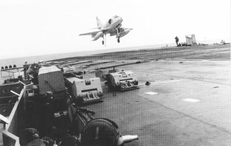 FDRA - Fuerza Naval: COAN: Primer toque de un A-4Q en el V-2