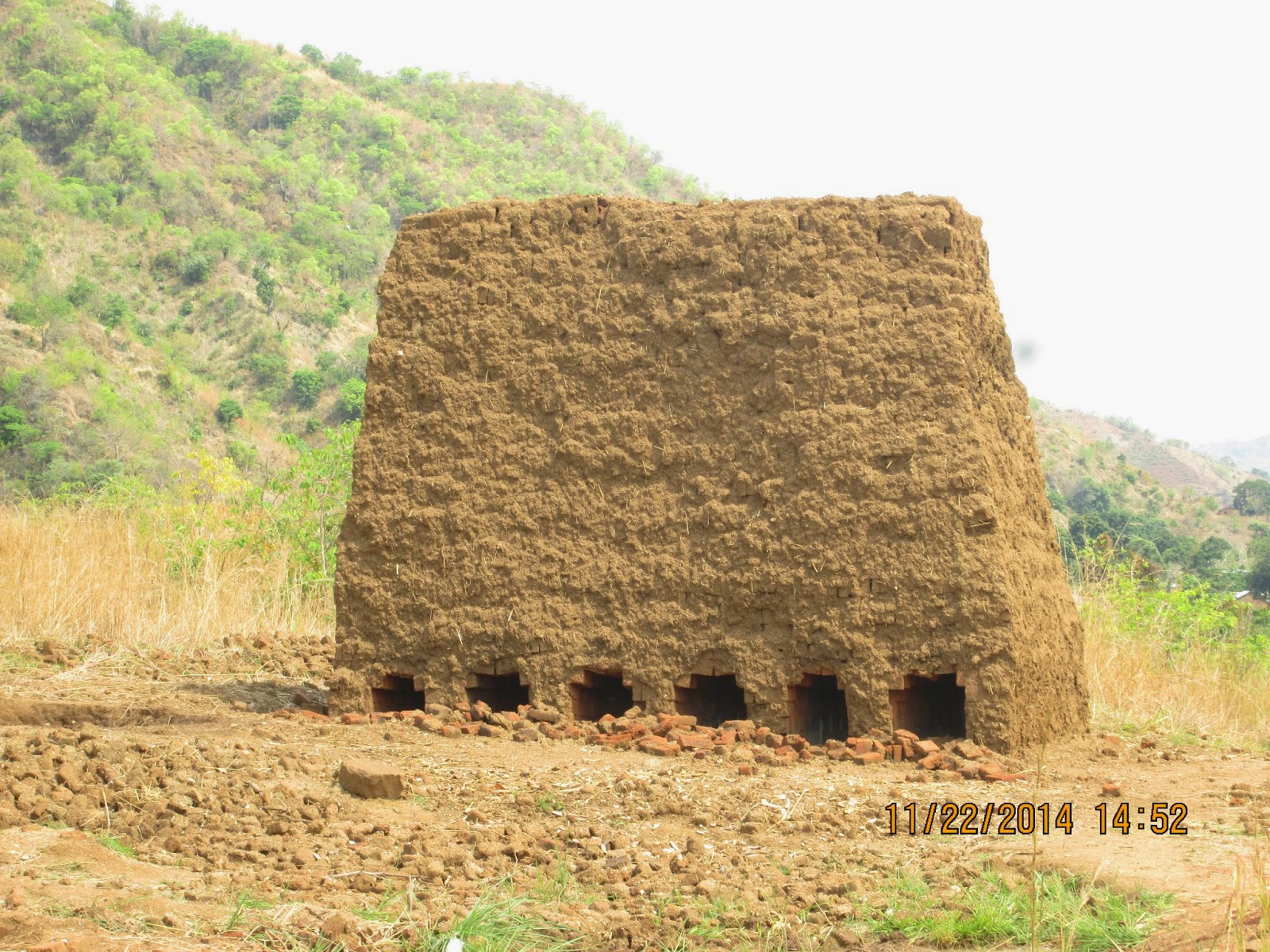 Habari Ludewa Blog: WALIMU NA WANAFUNZI WAFYATUA TOFARI ZA NYUMBA YA ...