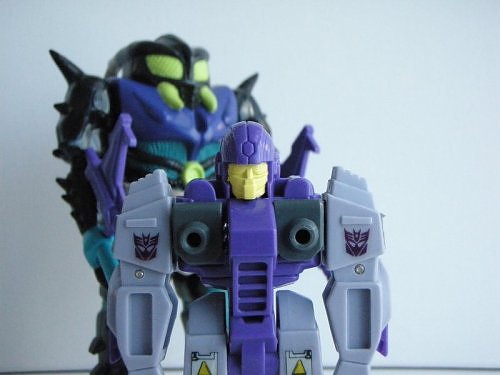 Heroic Decepticon: Decepticon Strategist - Pretender Bugly