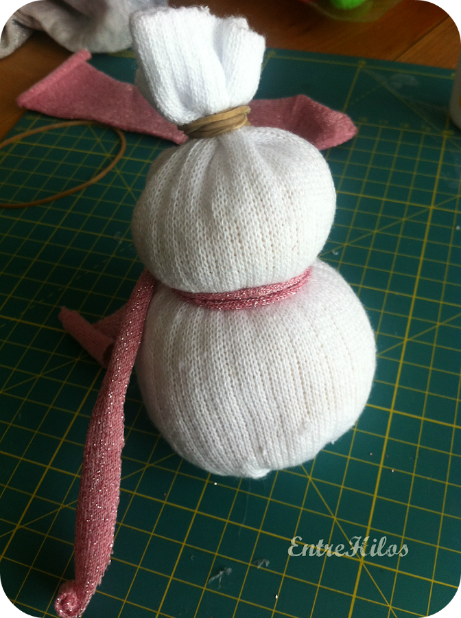 DIY: Cómo hacer un muñeco de nieve con un calcetín | Manualidades