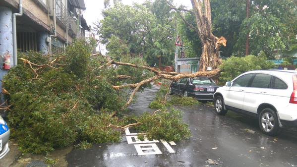Photos: Powerful typhoon hits Taiwan. 6 dead, over a 100 seriously injured