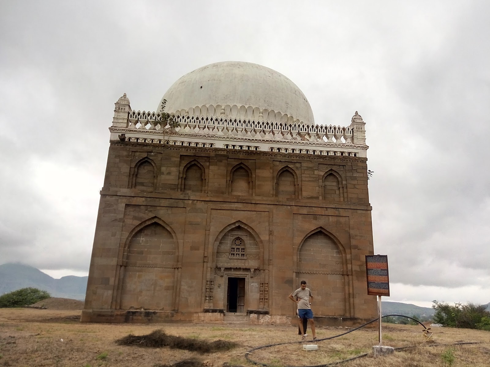 Gumbad in Junnar in Maharashtra | The journey of a thousand miles ...