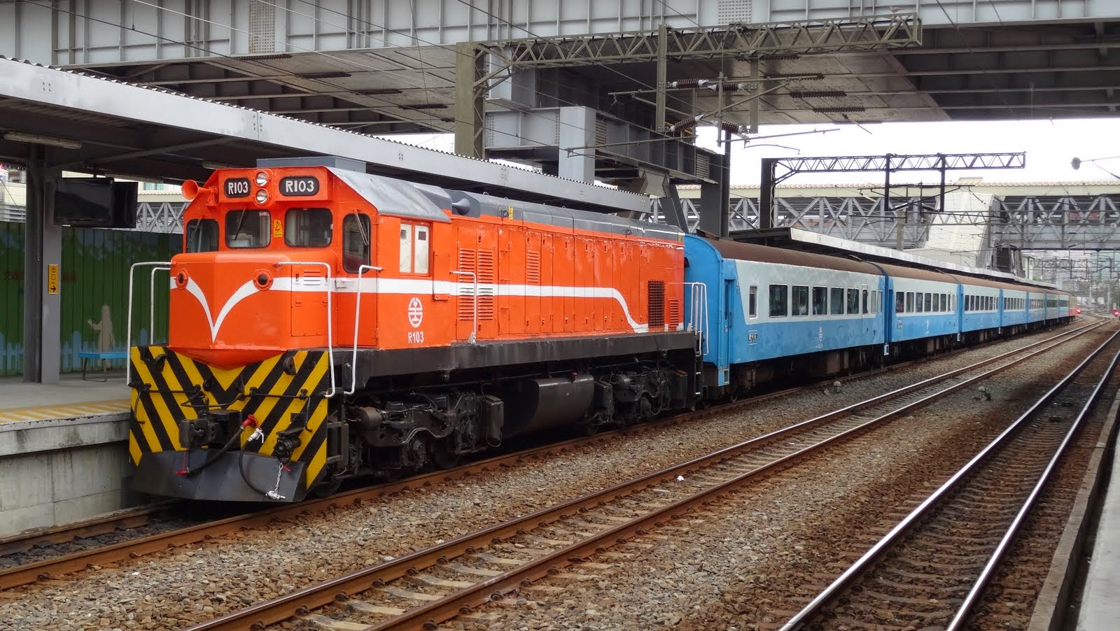 旅先で見つけた物: 莒光号で台南散策