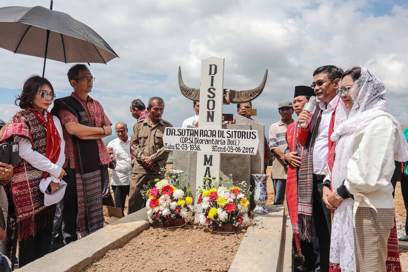 Paslon Gubsu DJOSS Ziarah Ke Makam DL Sitorus | MediaApaKabar.com