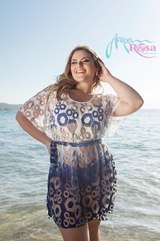 Saída de praia plus size.