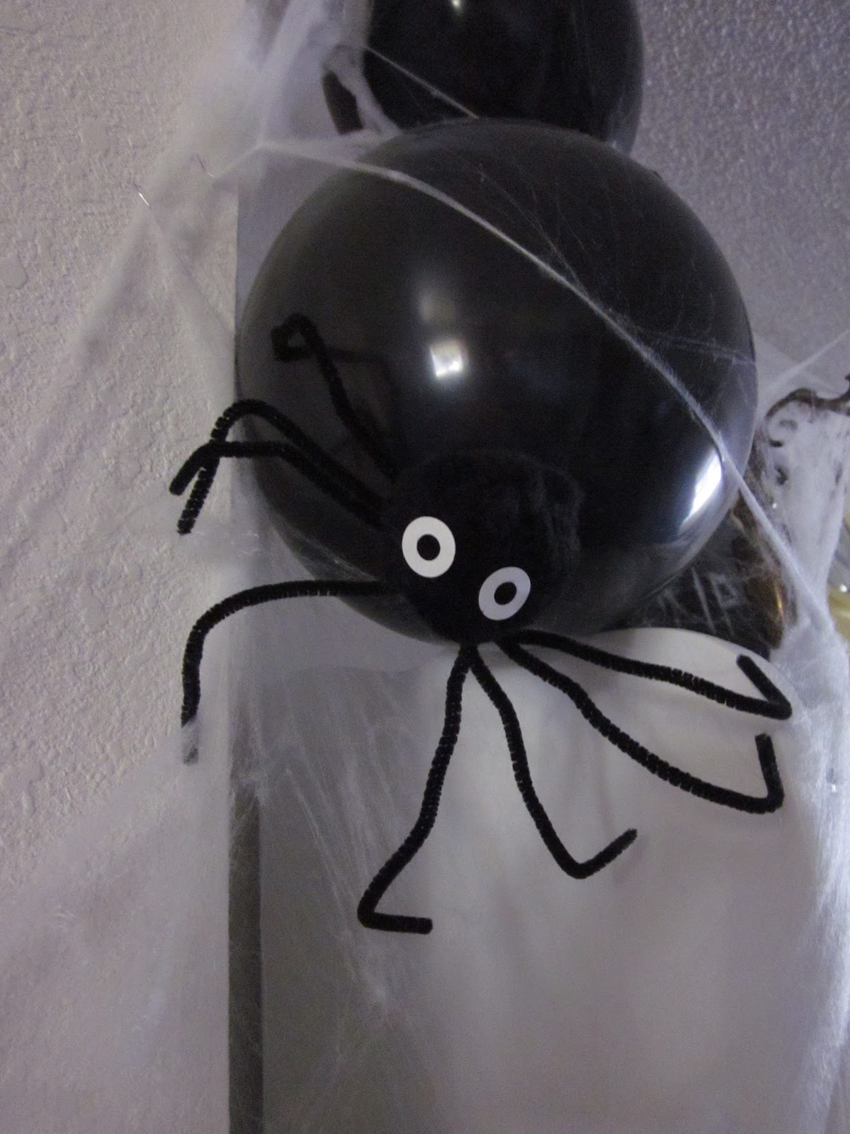 Apples 4 Bookworms: Halloween Balloon Spiders