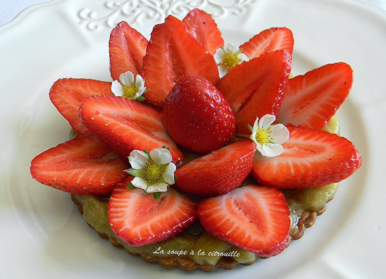 La soupe à la citrouille: Tartelette feuilletée fraise rhubarbe