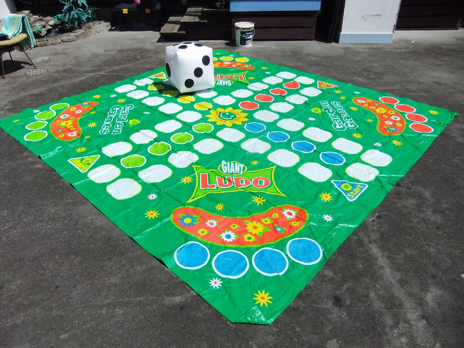 Donna's Dress Ups: Giant Games