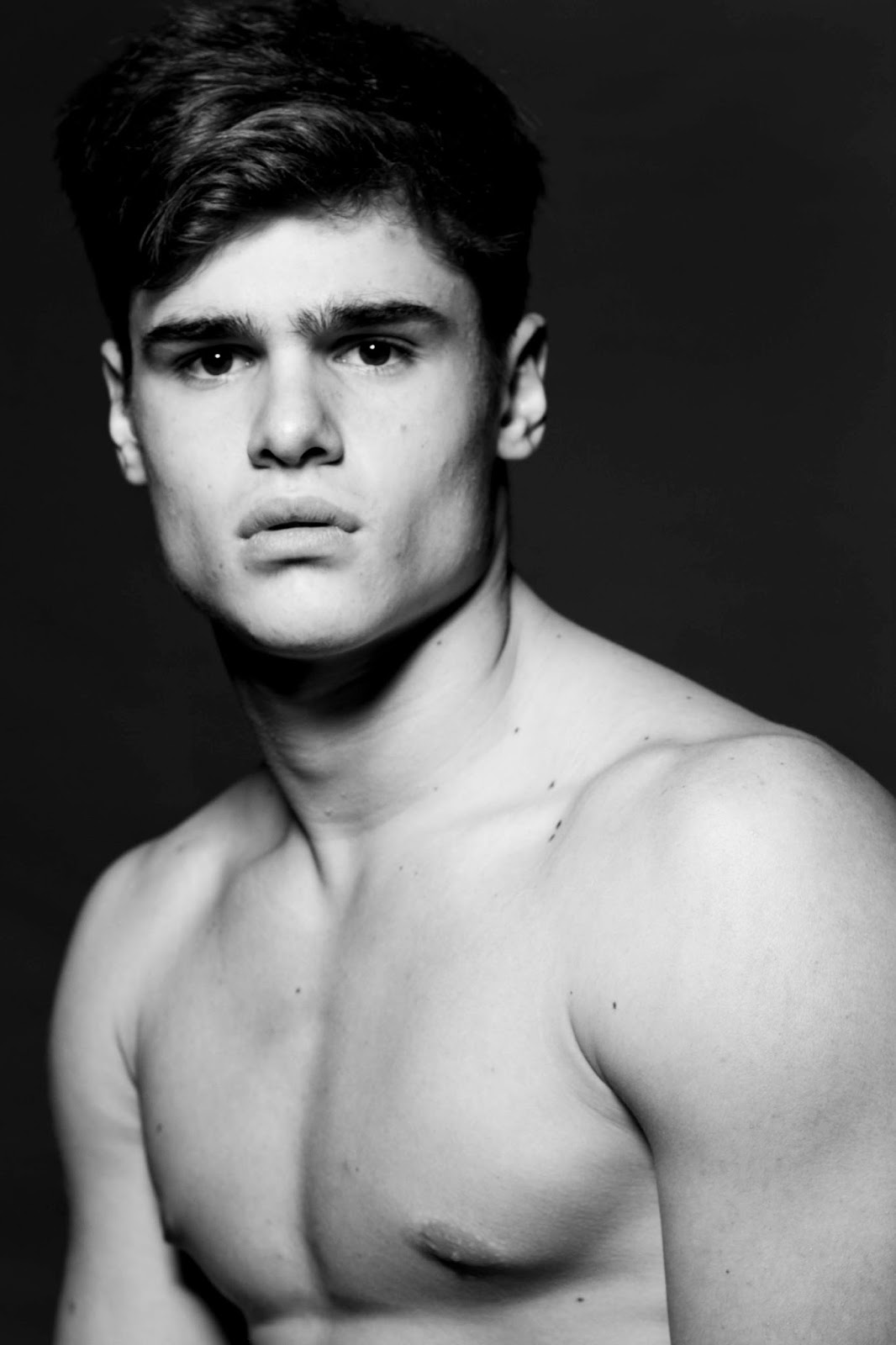 Augstin Bruno envuelto en las sombras por Camila G Giacomini