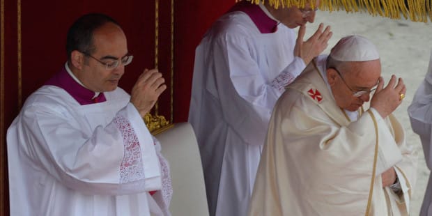 WHY DO CATHOLICS MAKE THE SIGN OF THE CROSS ON THEIR HEADS, LIPS AND ...