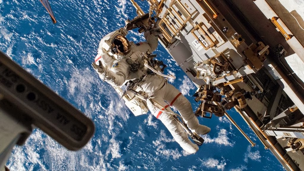 25 Amazing Photographs That Capture Astronauts Make Walking in Space ...