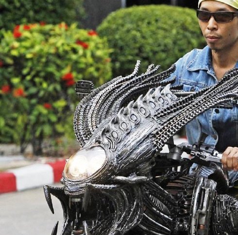 Unidos en una motocicleta...Alien y depredador. ~ Tecnología y curiosidades