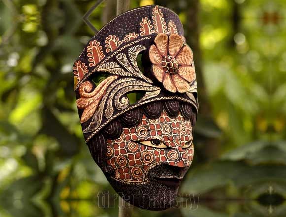 Kerajinan Topeng: Topeng kayu batik