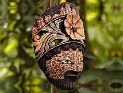 Kerajinan Topeng: Topeng kayu batik