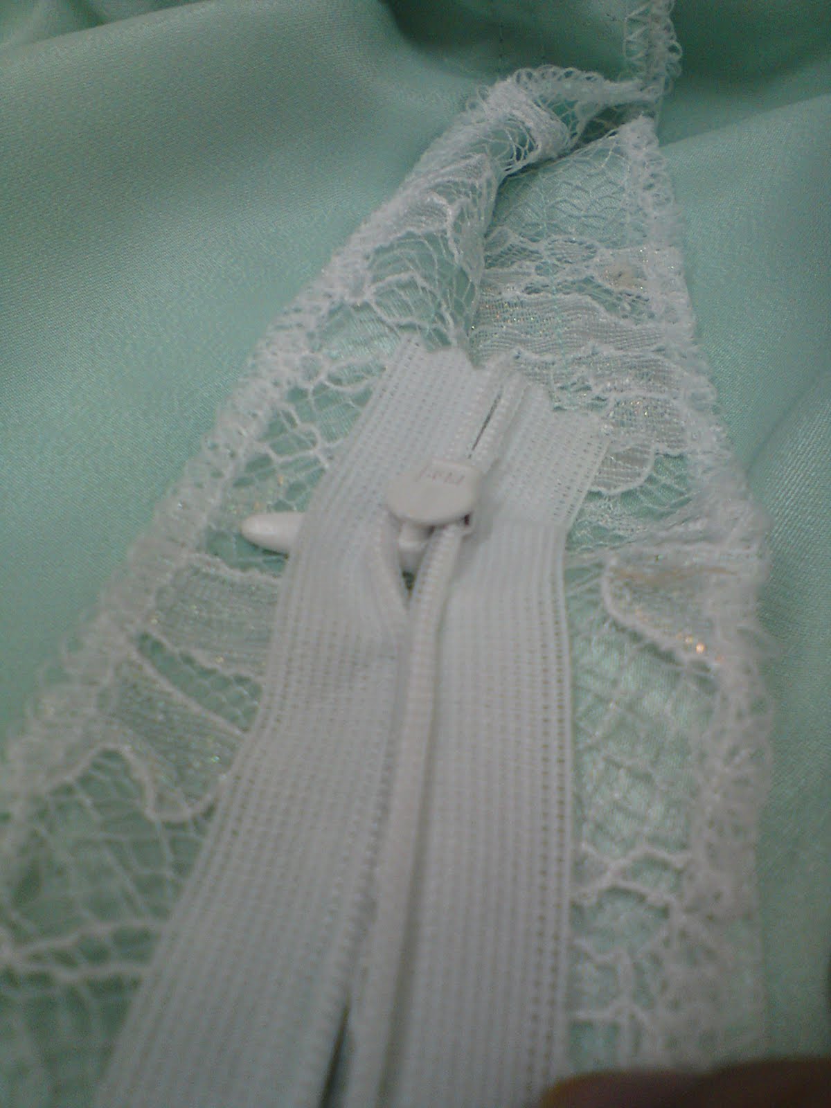 MaDam AzrA FesYeN: Cara menjahit zip sorok.