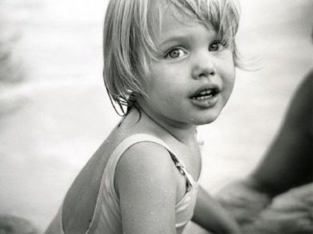 35 Adorable Angelina Jolie's Childhood Photos From the 1970s and Early ...