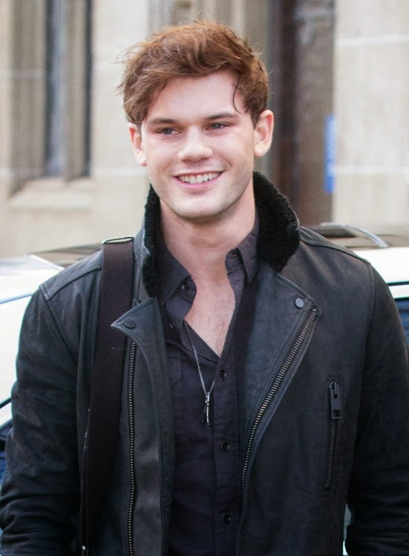 Jeremy Irvine Promociona su Nueva Película en The Morning Show ...