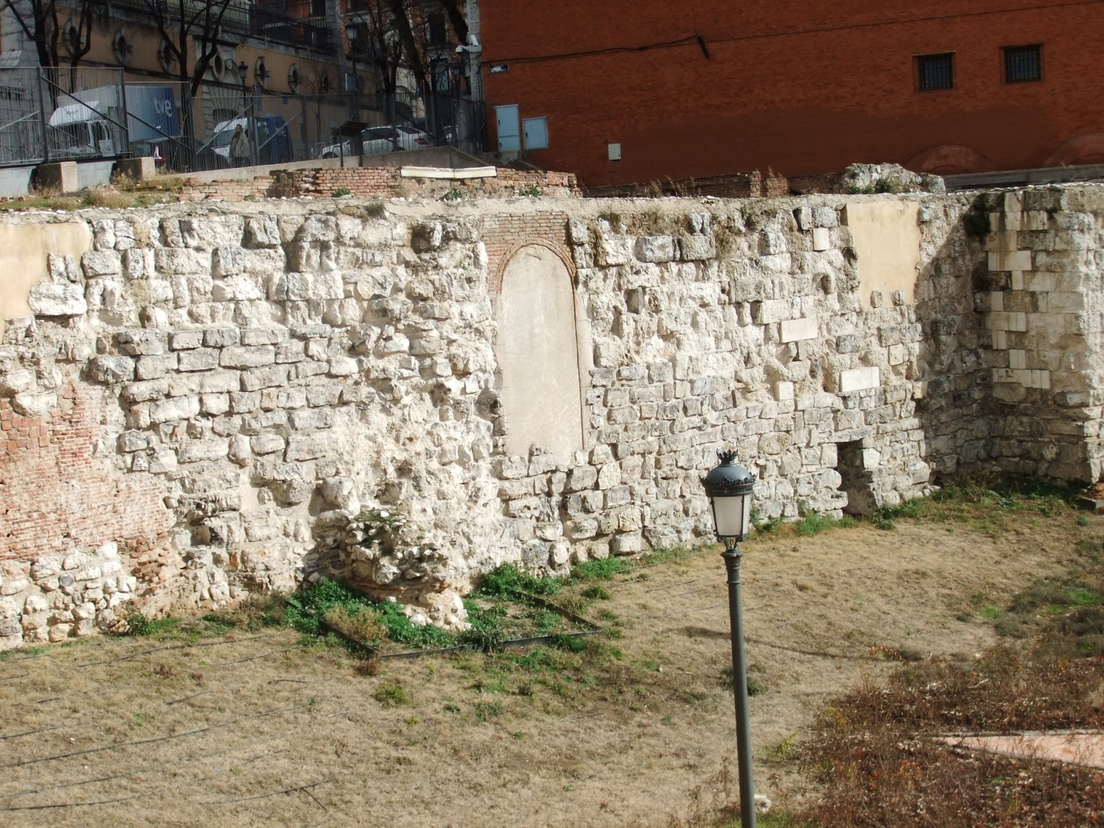 Descubriendo Mayrit - Guia de turismo en Madrid: Muralla Musulmana