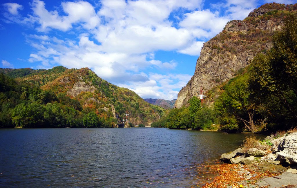 Amazing Romania: OLT DEFILE