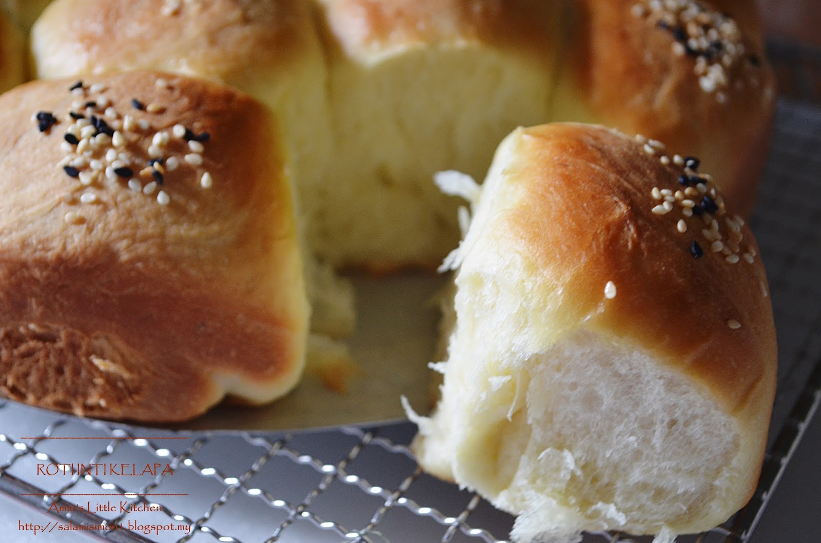 Roti Inti Kelapa - Amie's Little Kitchen